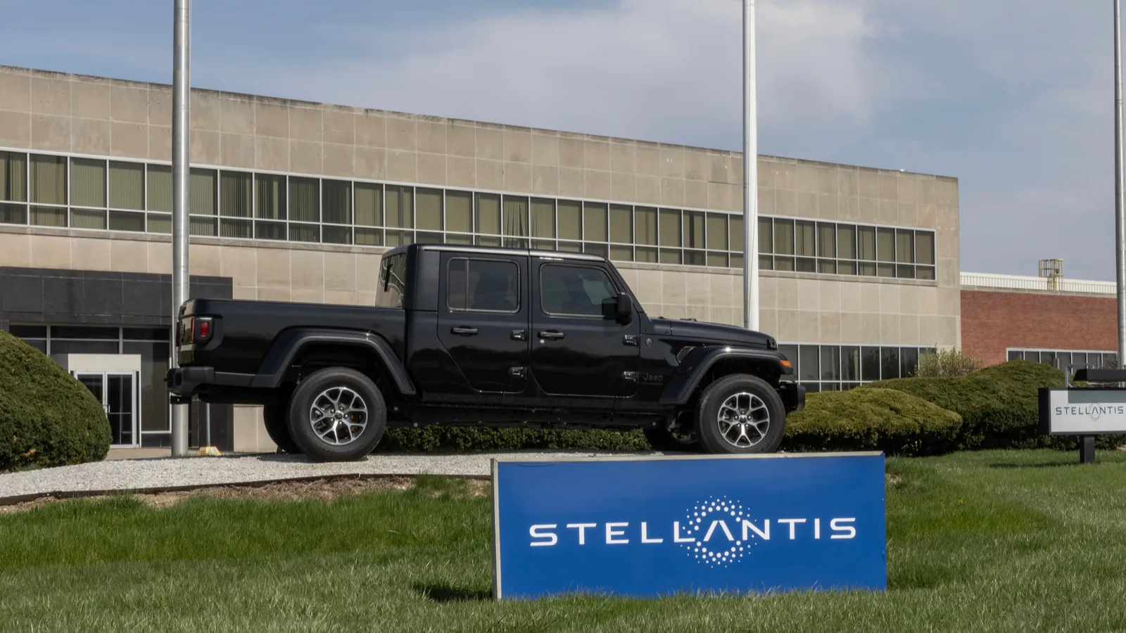 Stellantis recalls over 219,000 U.S. vehicles for rearview camera issue ...