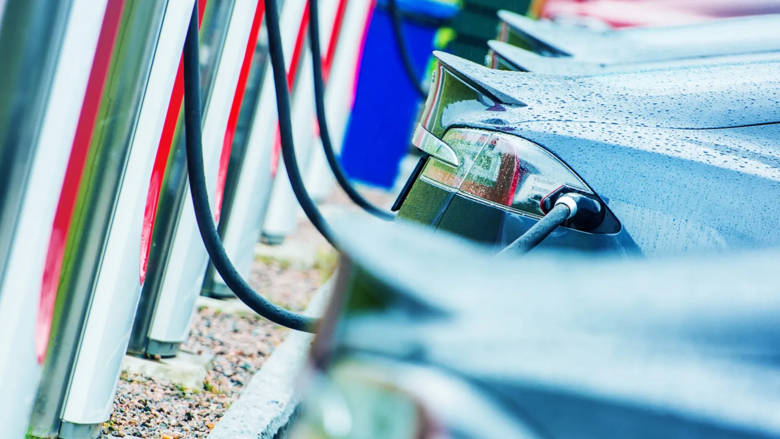California EV share drops to 13.7% as ZEV registrations fall 40.2% – EV ...