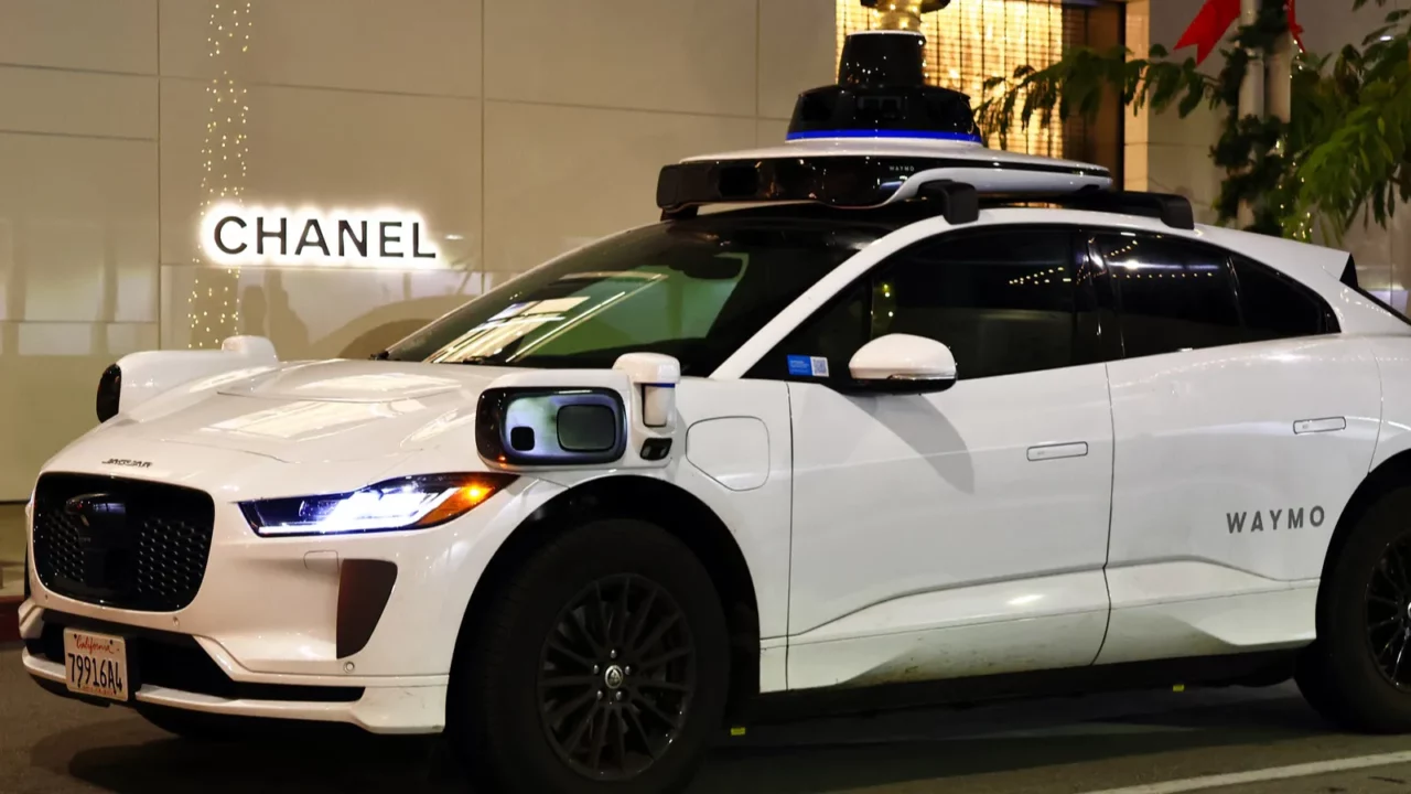 Waymo pays about $20 to $24 for help closing robotaxi doors – EV Smarts