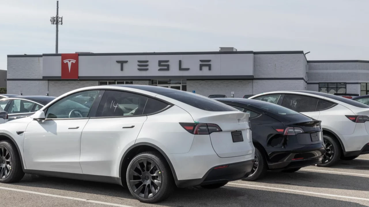 Tesla opens leasing on its lowest-cost Model 3 and Model Y, but ...
