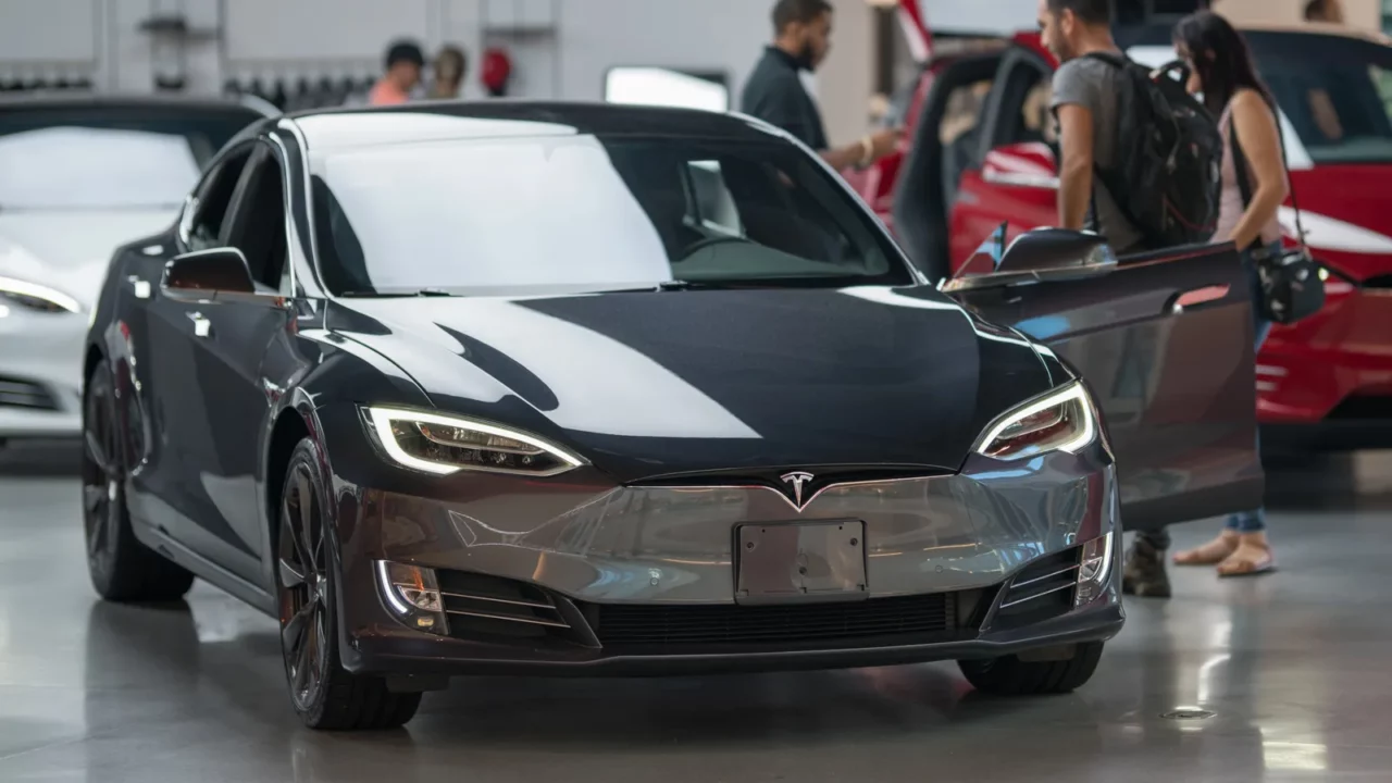 Tesla clears inventory and updates features amid global EV rivalry – EV ...