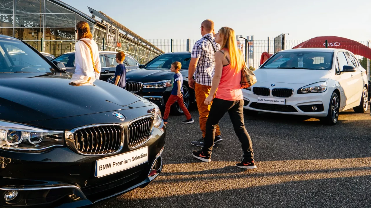 America’s new-car market loses buyers as prices stay near $50,000 – EV ...